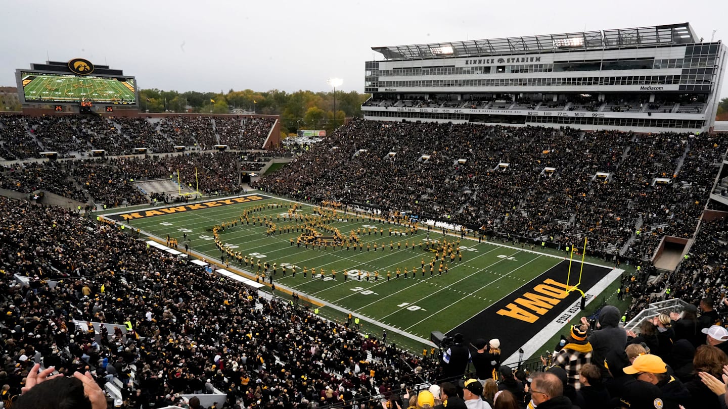 One senior sports writer called Kinnick Stadium a must-see for college ...