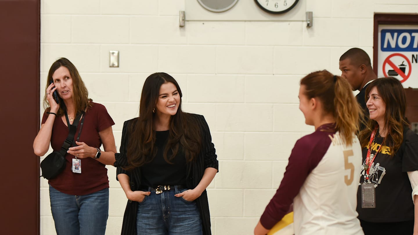 Selena Gomez surprises high school volleyball team with a special visit ...