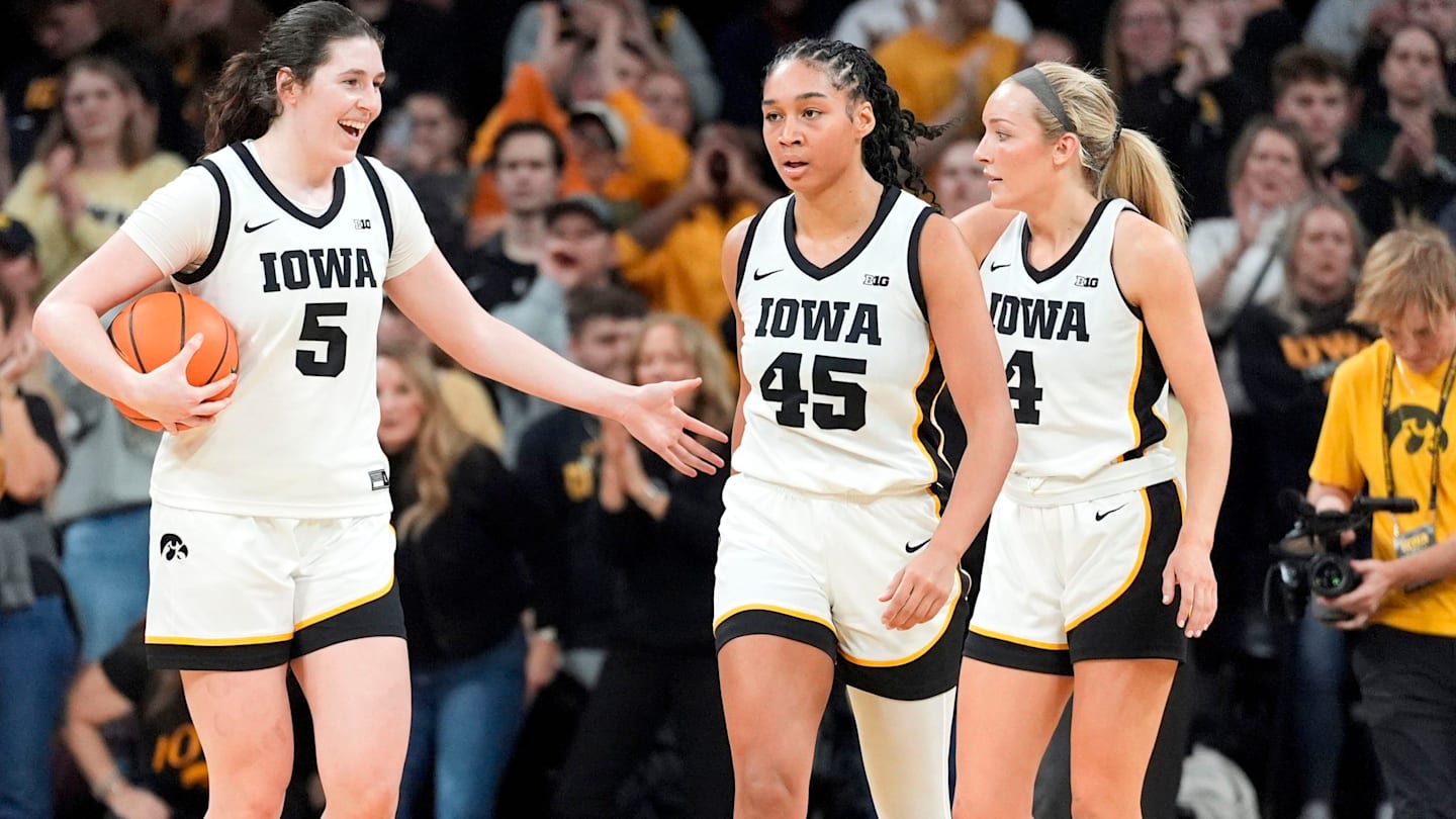 Iowa Finally Cracks Top 10 in AP Poll