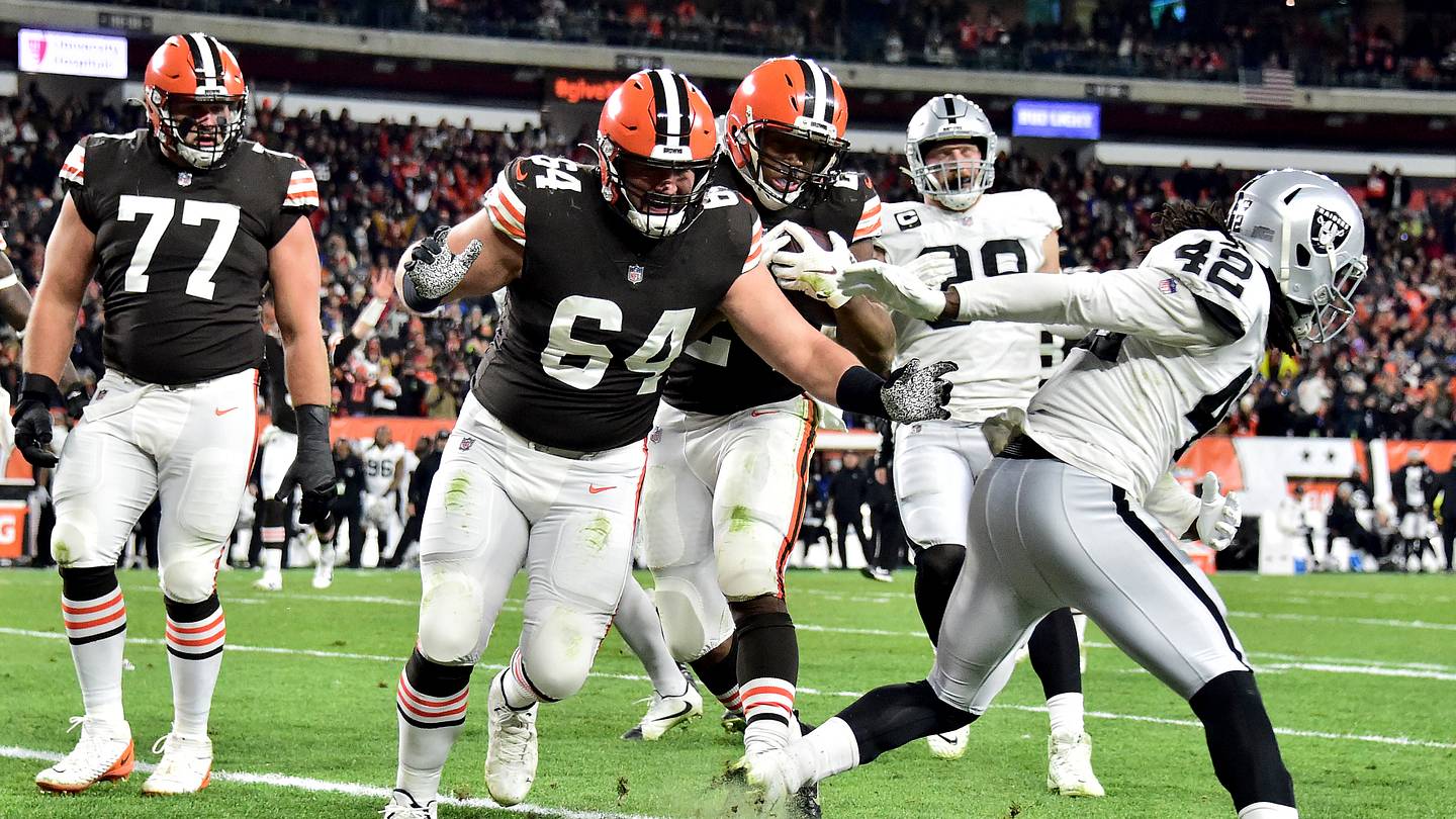 Who are the announcers and referees for Browns vs. Raiders today?
