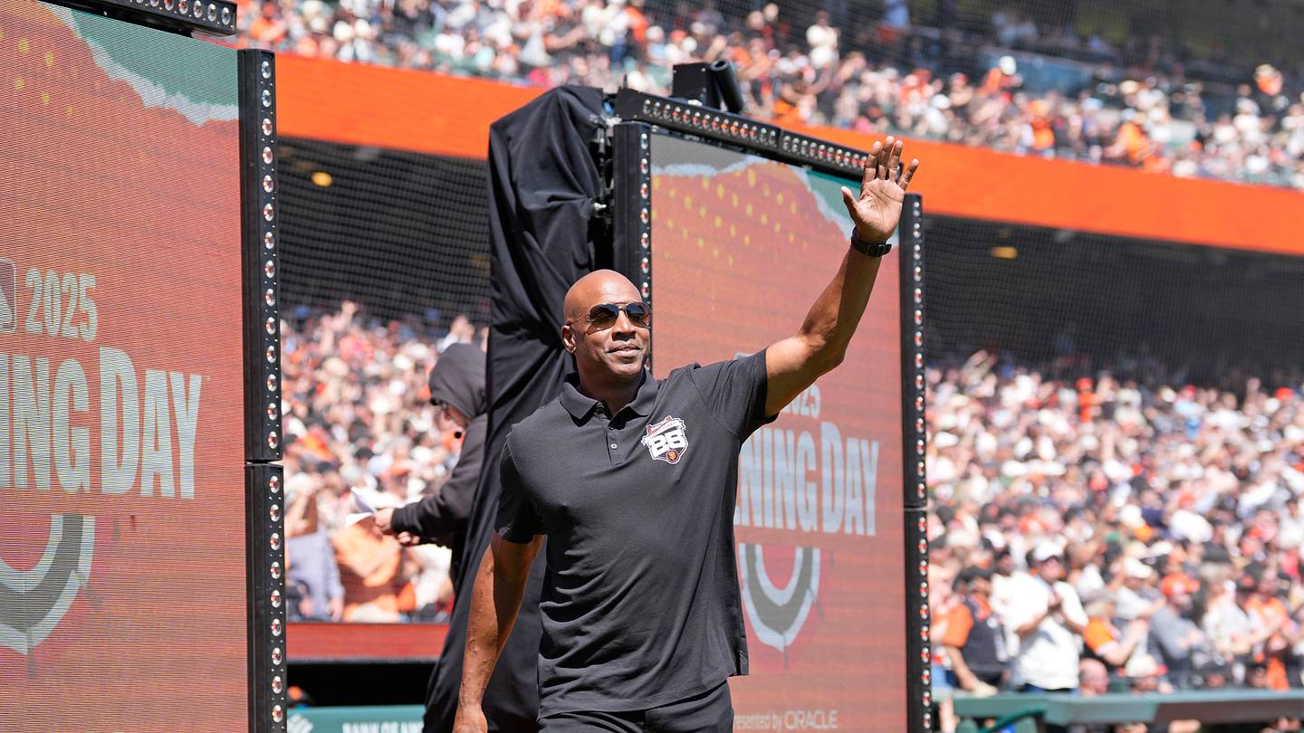 2025 NL Cy Young frontrunner names SF Giants legend Barry Bonds as his ...