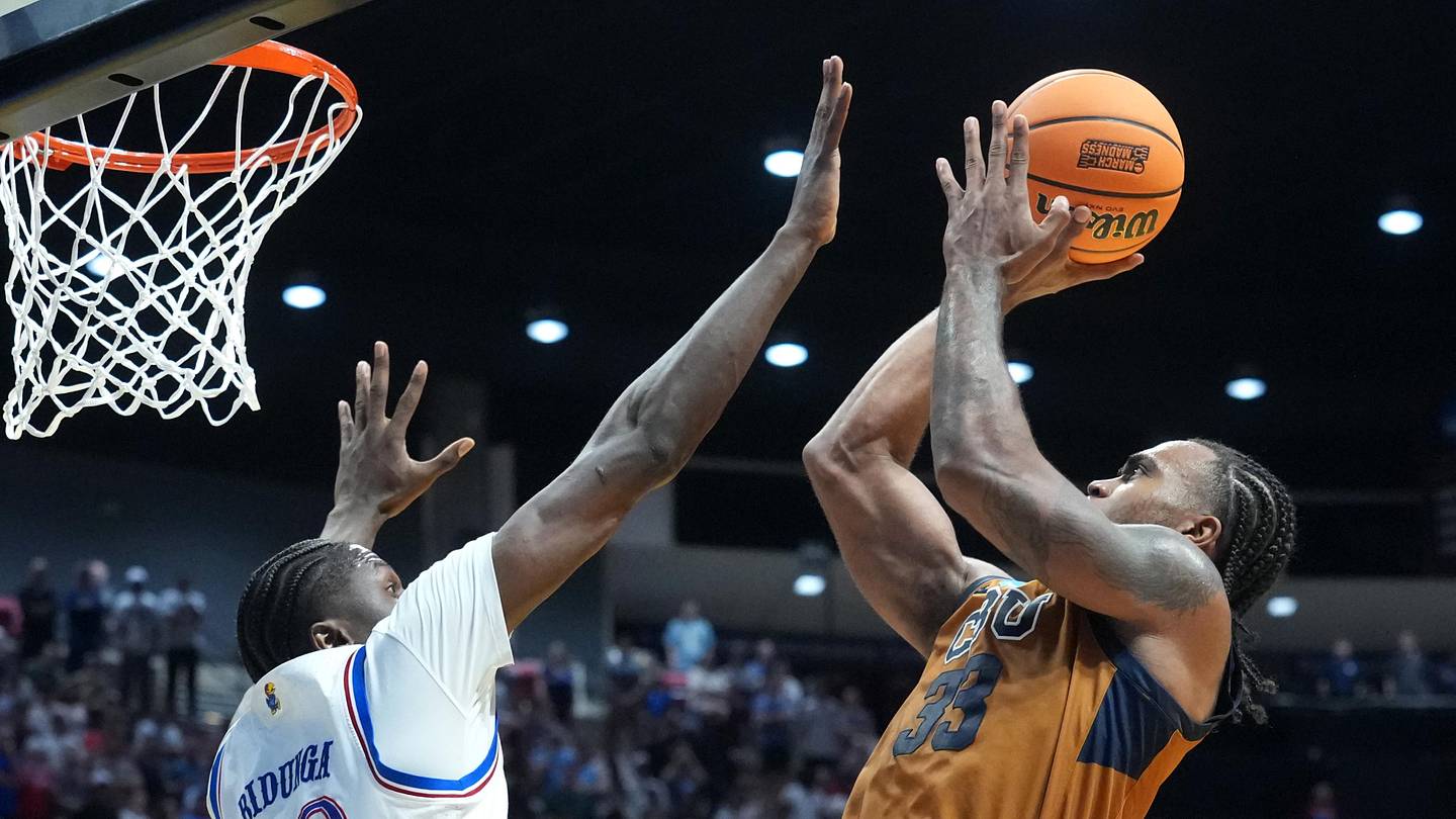 Flory Bidunga's latest major recognition could cut his Kansas career short