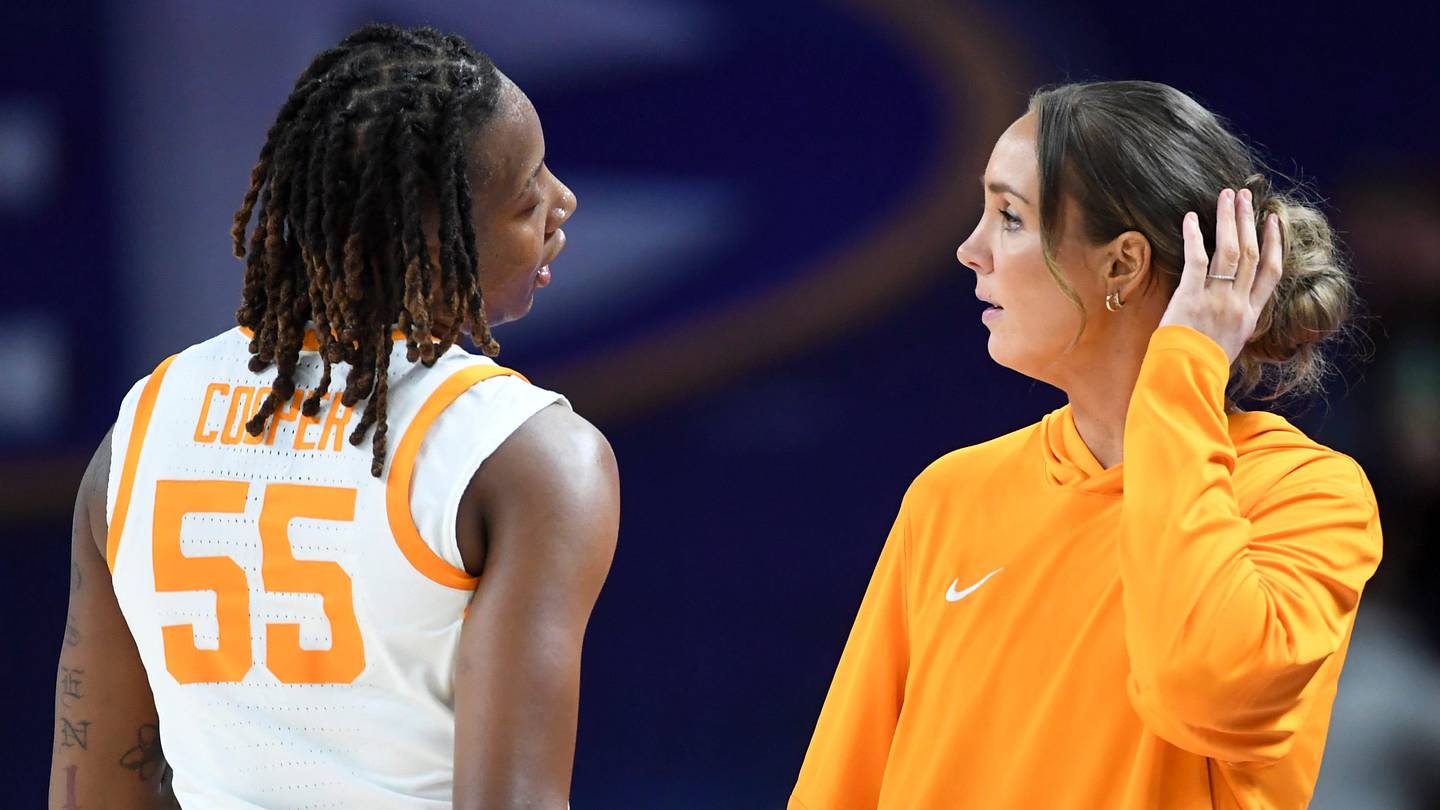 Kim Caldwell losing the Tennessee locker room at the worst time ...