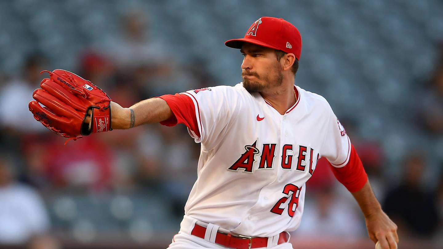 Former Angels' fan favorite starting pitcher officially hangs up cleats