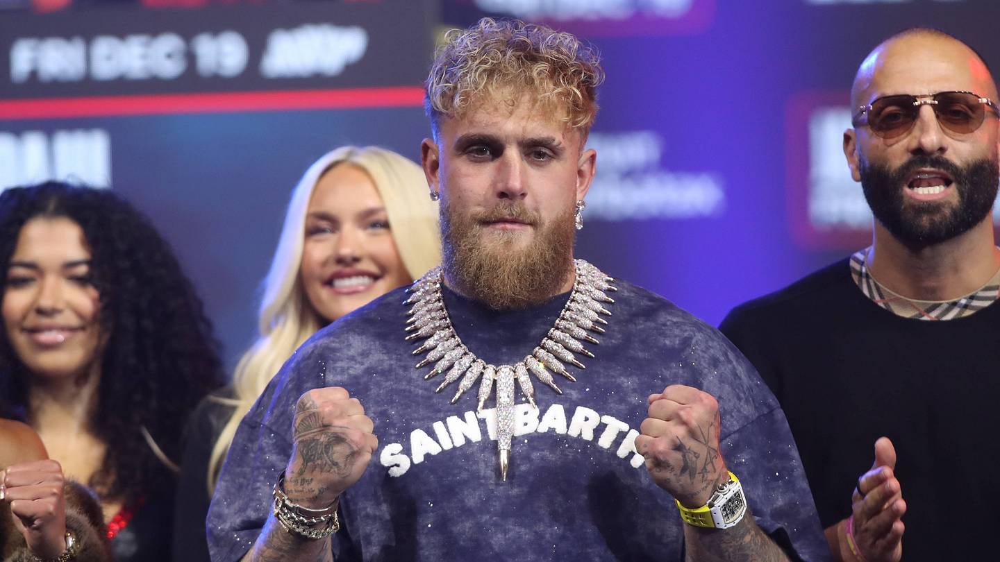 Jaxson Dart's gf Marissa Ayers steals spotlight as ring girl for Jake ...