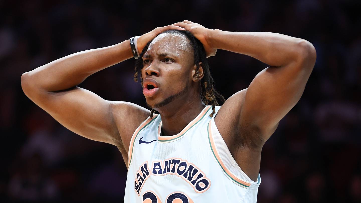 Ex-Spurs big man surprisingly joins division rival amid rash of injuries