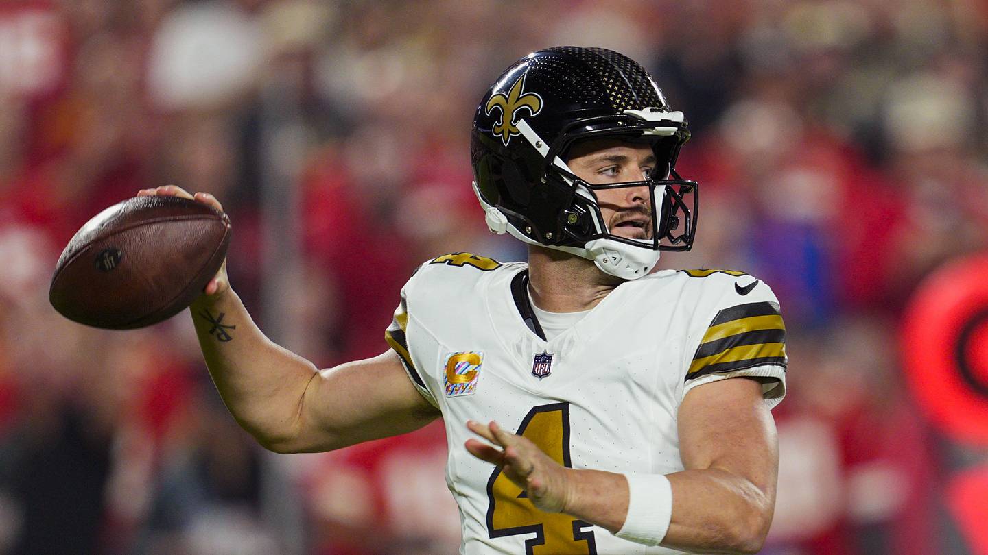 Derek Carr’s MNF interception was so bad it left the Manningcast speechless