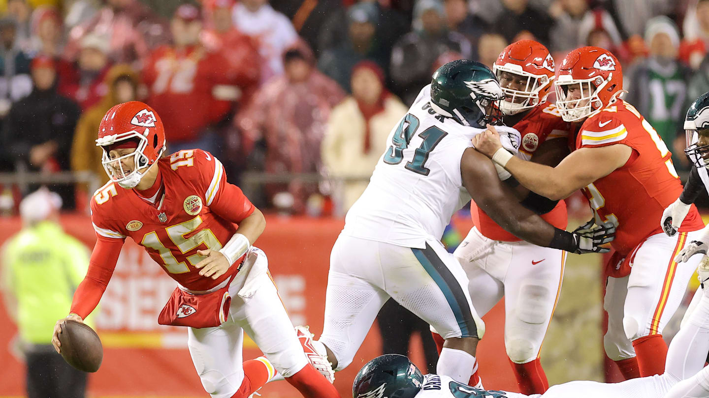 Jalen Carter's diving interception attempt on ball spike is kinda genius