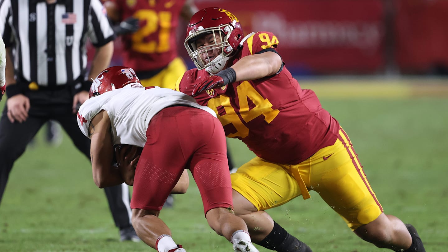 USC Trojans News: USC Football DL enters portal, LB transfers in, more