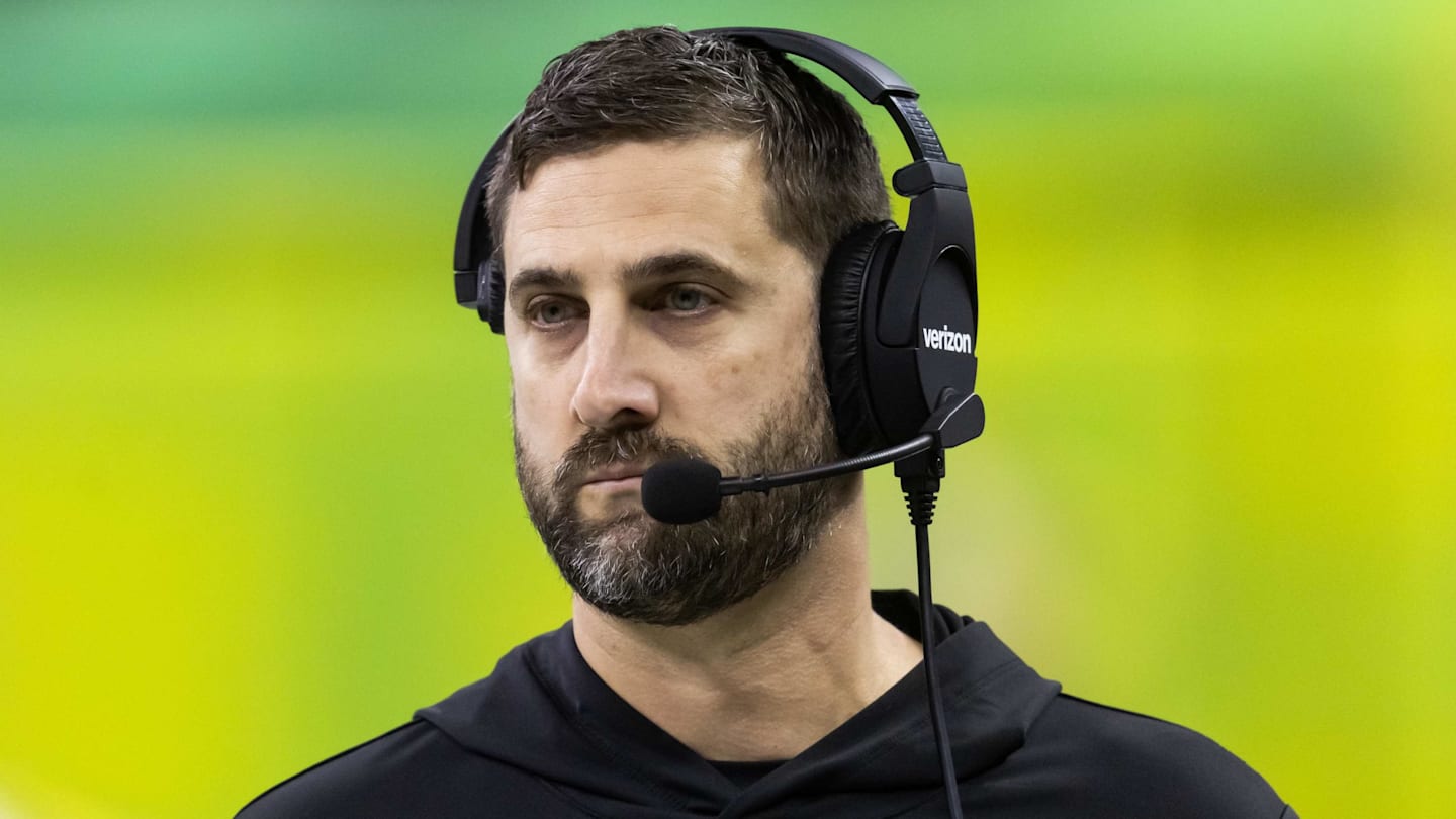 Eagles' assistant coach is wearing a chip on his shoulder with plenty ...