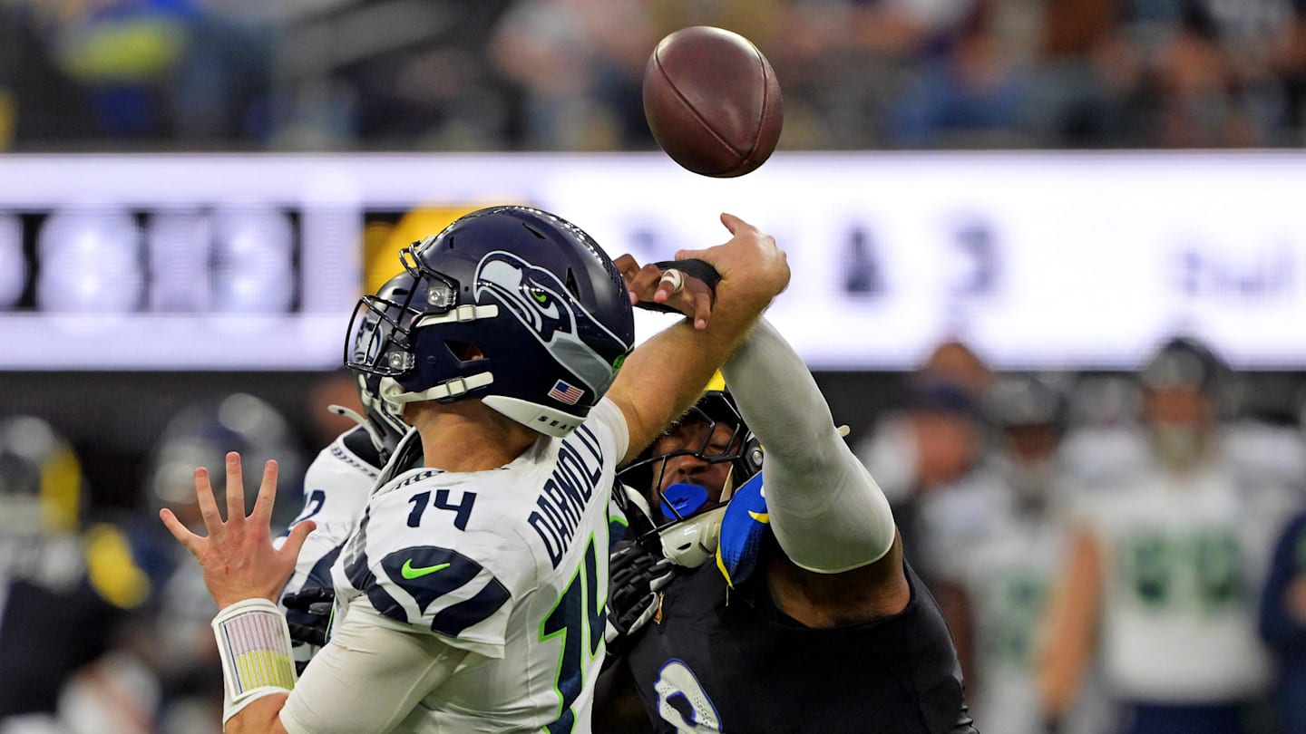 Seahawks' playoff hopes take a hit with emotionally brutal loss in Week 11