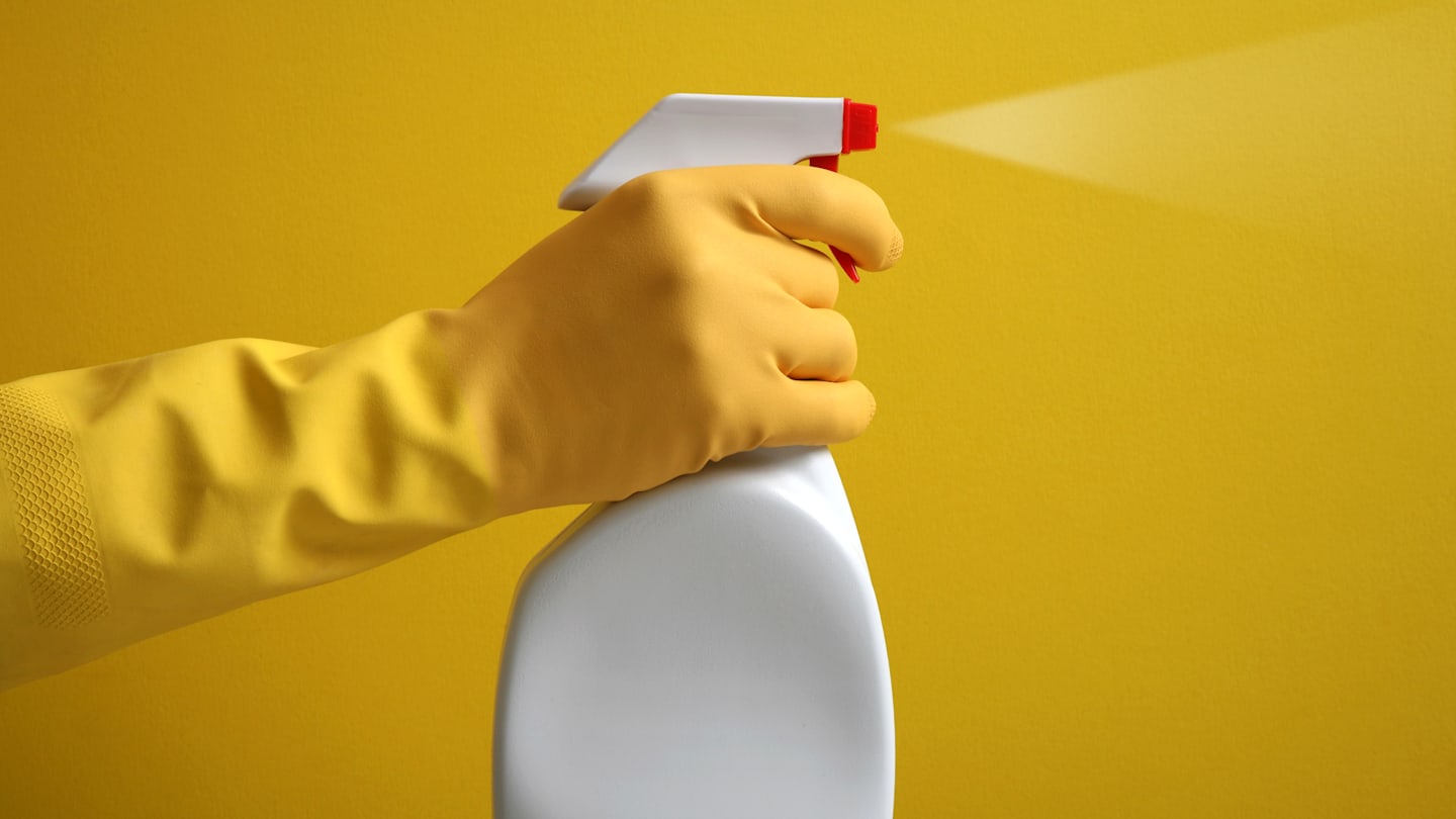 How to Make a Simple ‘Dust Repellant Spray’ Using Common Kitchen Items