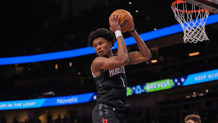 Rockets Beat Hawks in Close Game During Final Seconds