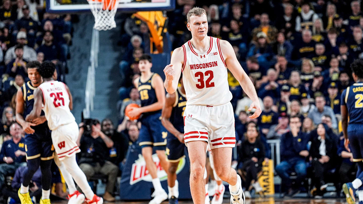 Wisconsin Badgers starting forward suffers foot injury against Minnesota