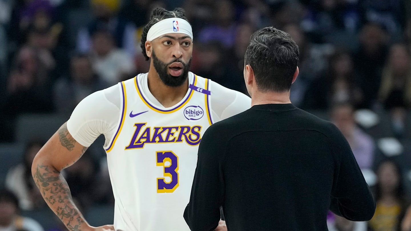 Anthony Davis Injury Update: Lakers star leaves game after rolling ankle