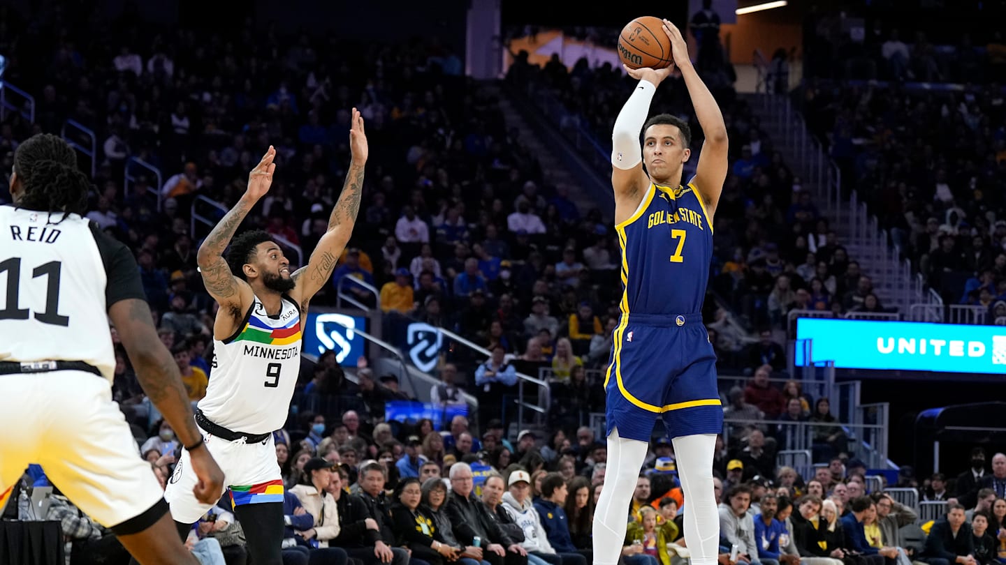 Former Warriors first-round pick signs with notable playoff rival