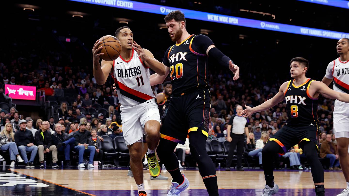 Phoenix Suns' center heaps praise on star teammates during win streak