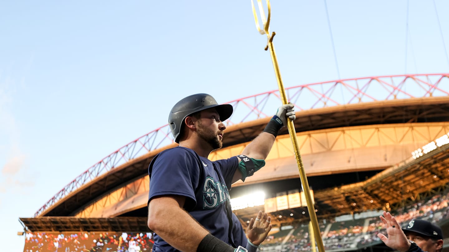 Benches clear! Jose Berrios and Cal Raleigh overreact in Blue Jays ...
