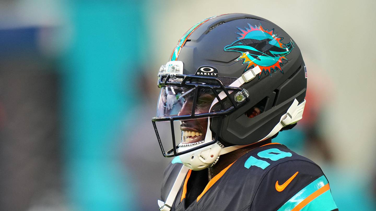 How Injured Tyreek Hill Made an Impact on Dolphins Friday