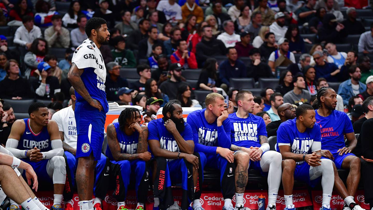 Clippers Bring Back Polarizing Big Man for Another Season