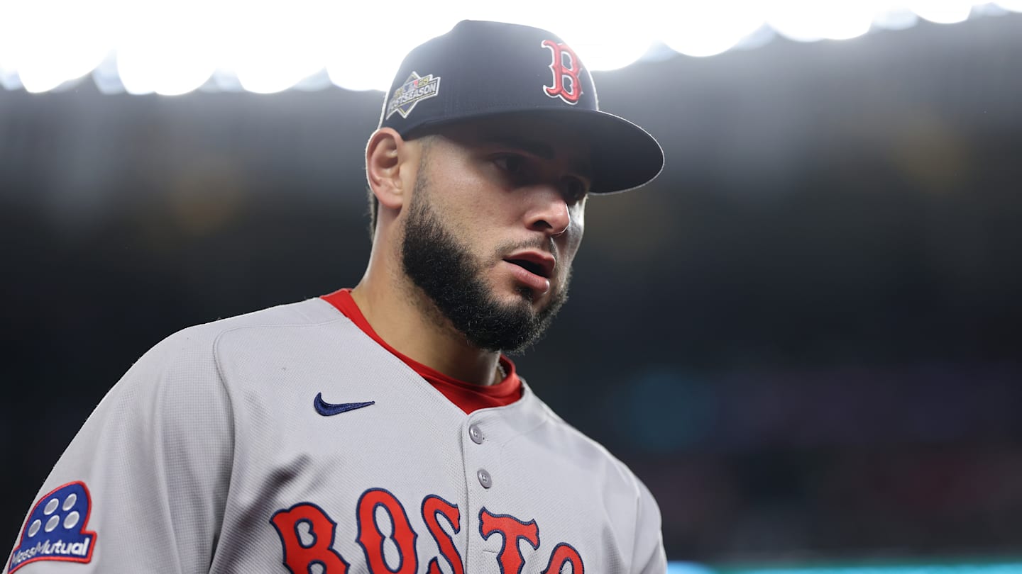 Red Sox admit Yankee Stadium's raucous crowd affected key play in Game 3