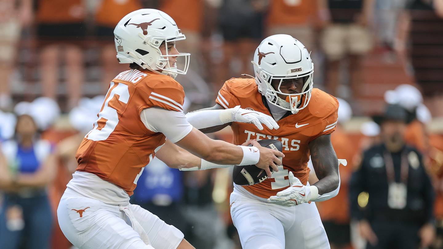Texas fans share devastation over C.J. Baxter being sidelined once again
