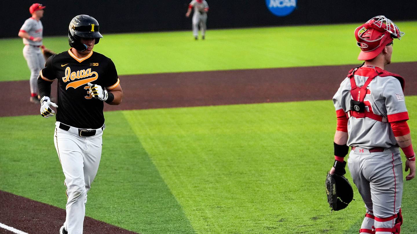 Former Iowa utility man Daniel Rogers agreed to join the Giants after ...