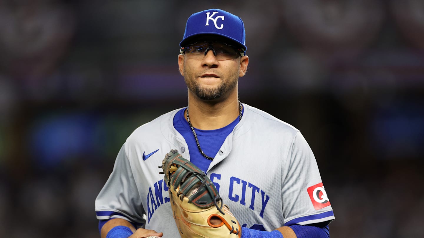 Padres sign Yuli Gurriel, 40, to minor league deal with invitation to ...