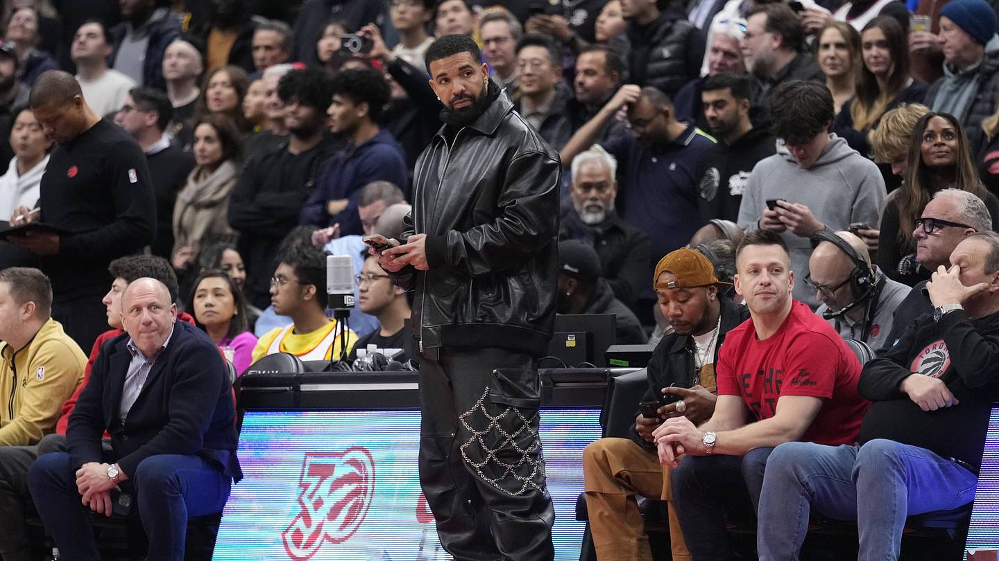 Drake Takes Aim at Former Raptors Legend With Latest On-Stage Gesture