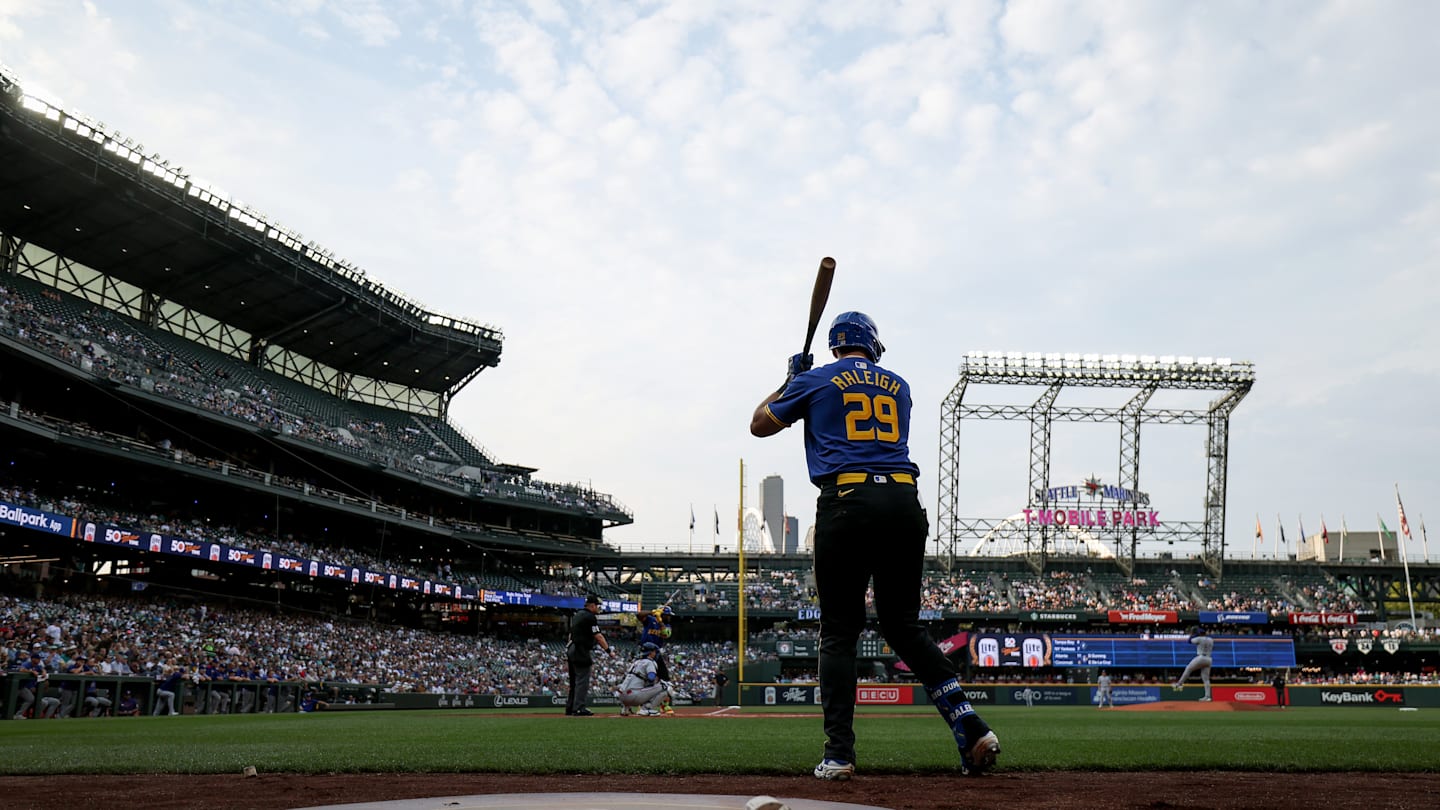 How Mariners' Cal Raleigh's HR pace compares to Aaron Judge from 2022