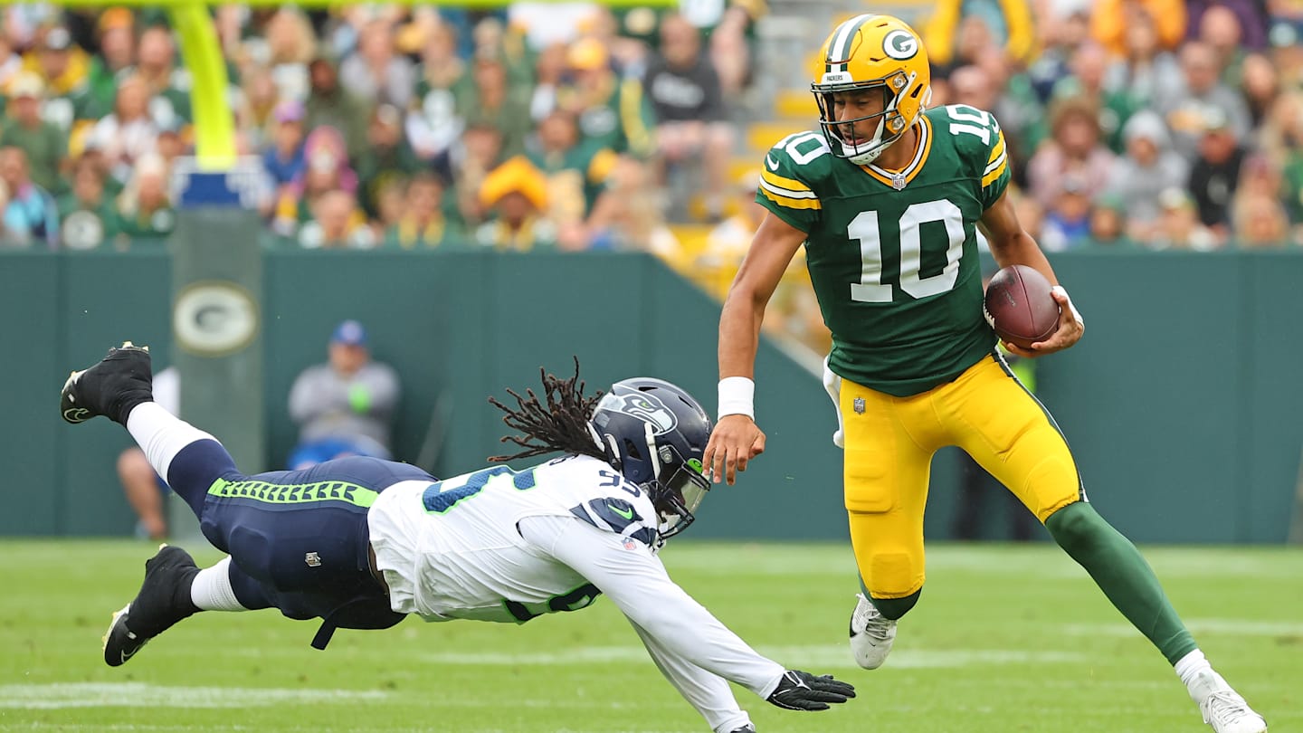 Who are the announcers and referees for Packers vs. Seahawks today?