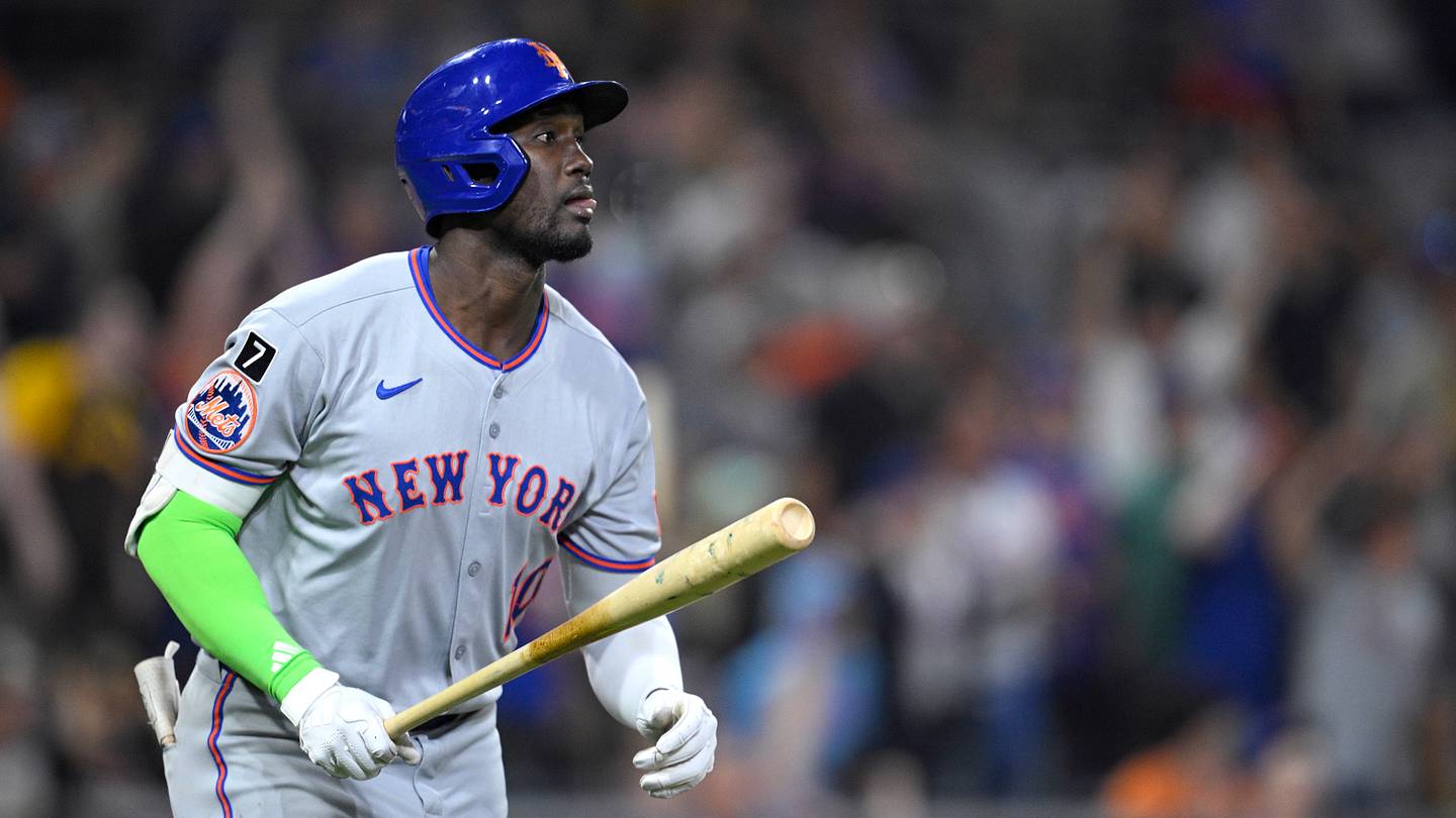 4 NY Mets players slapping opponents with a chancla in the second half
