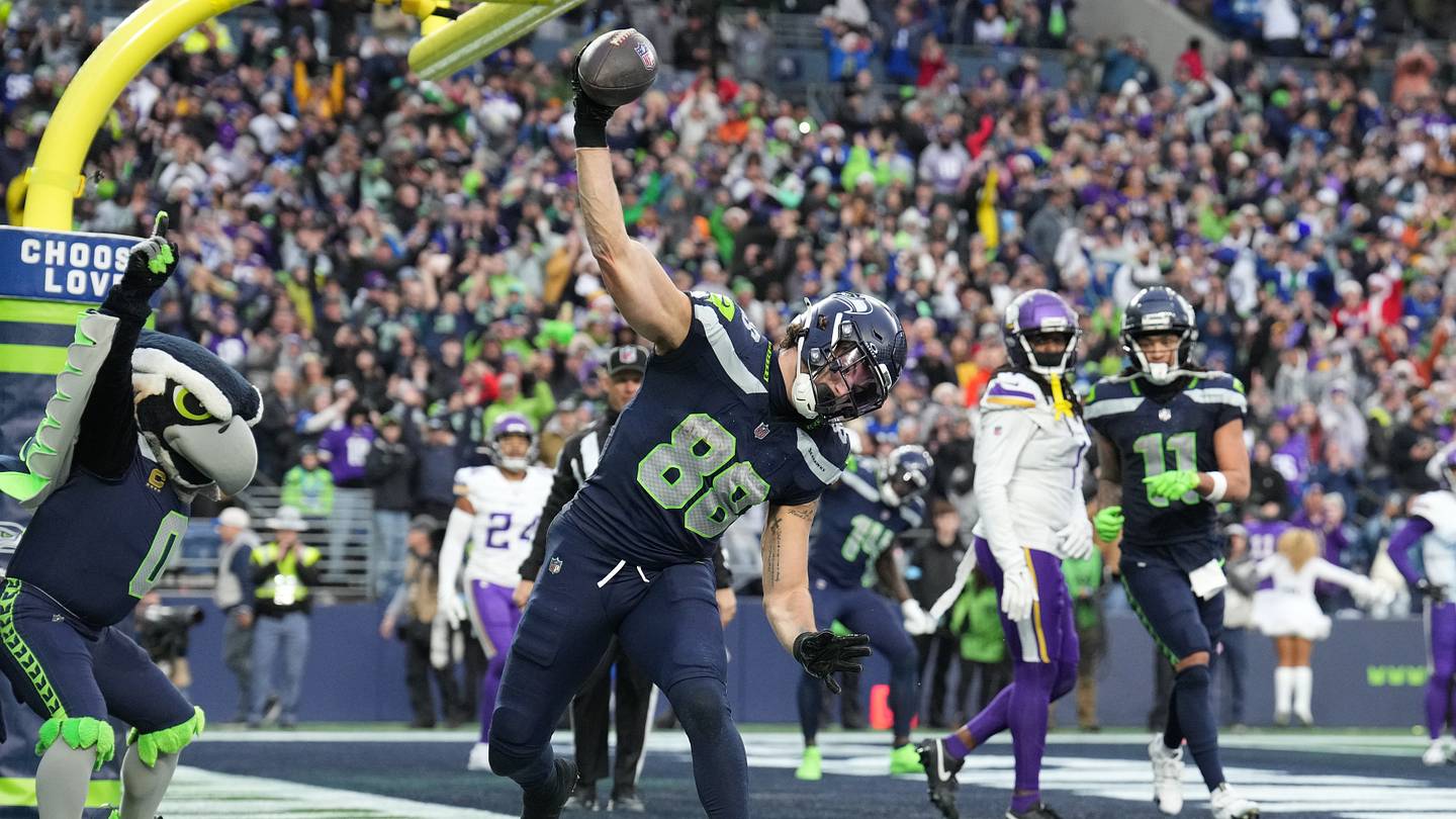 Seahawks’ young tight end duo suddenly turning heads at training camp