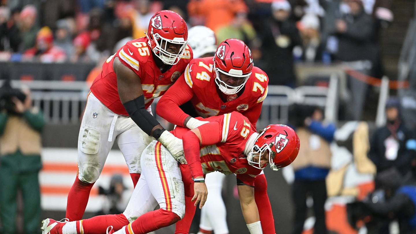 Chiefs offensive line disaster finally gets best of them with Patrick ...