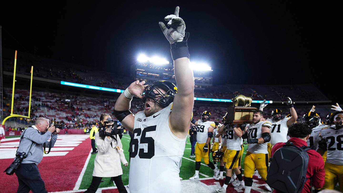 Iowa's Logan Jones Wins National Award