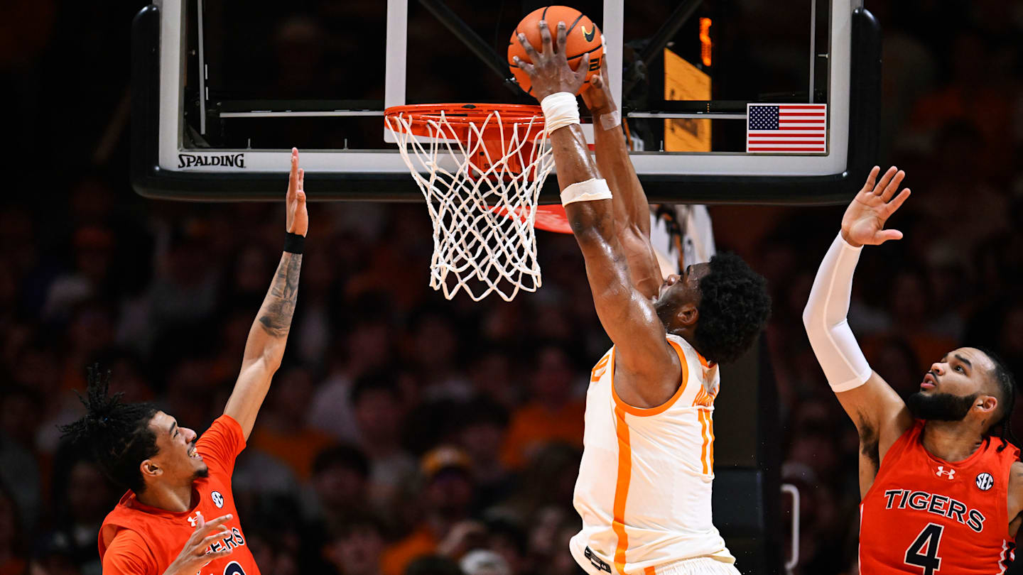 Former Tennessee basketball player slams down unreal posterizer dunk