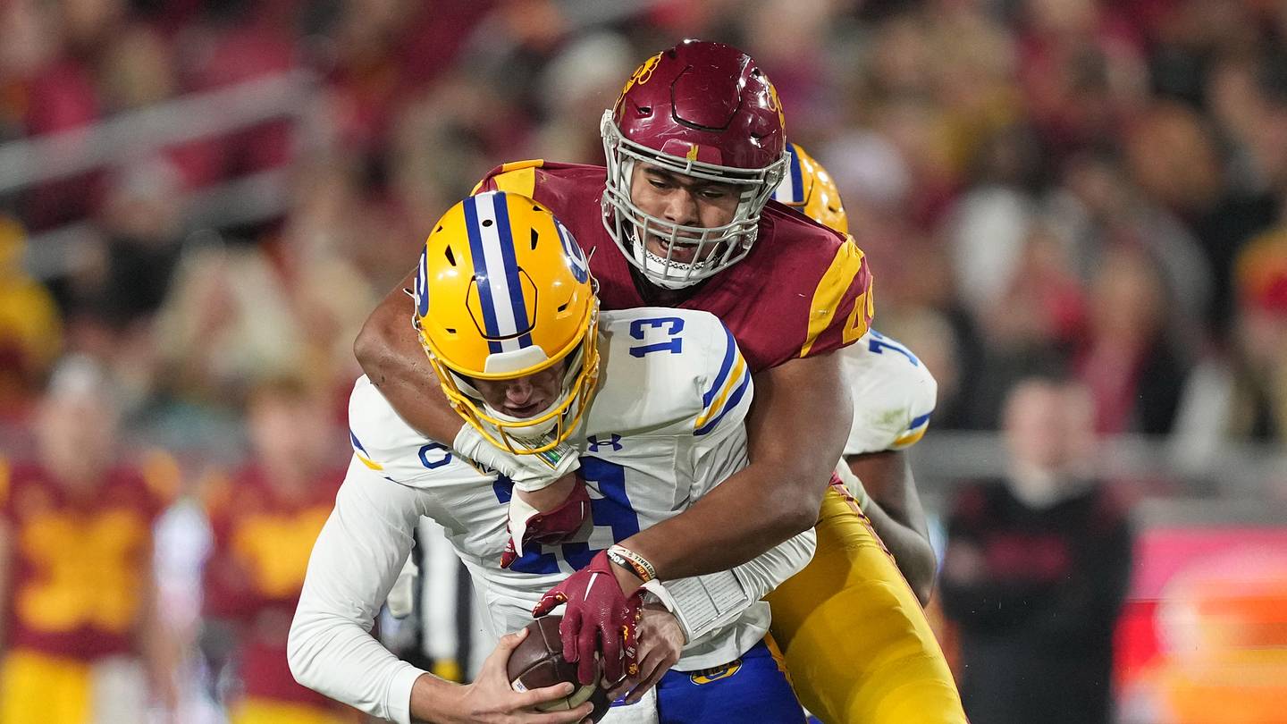 USC Football star Tuli Tuipulotu puts on a show against Colorado