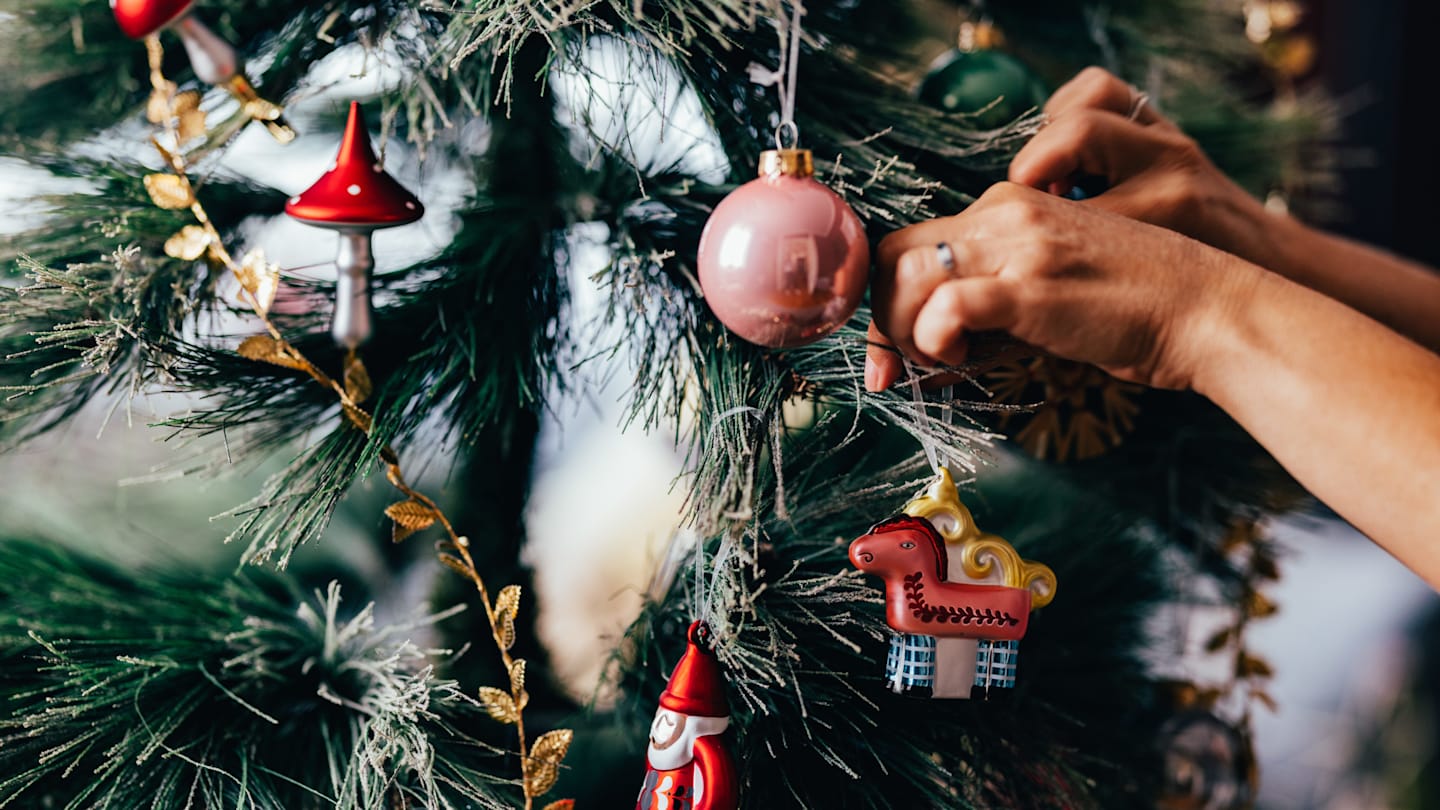 This Calculator Will Tell You Exactly How Many Christmas Tree Ornaments ...
