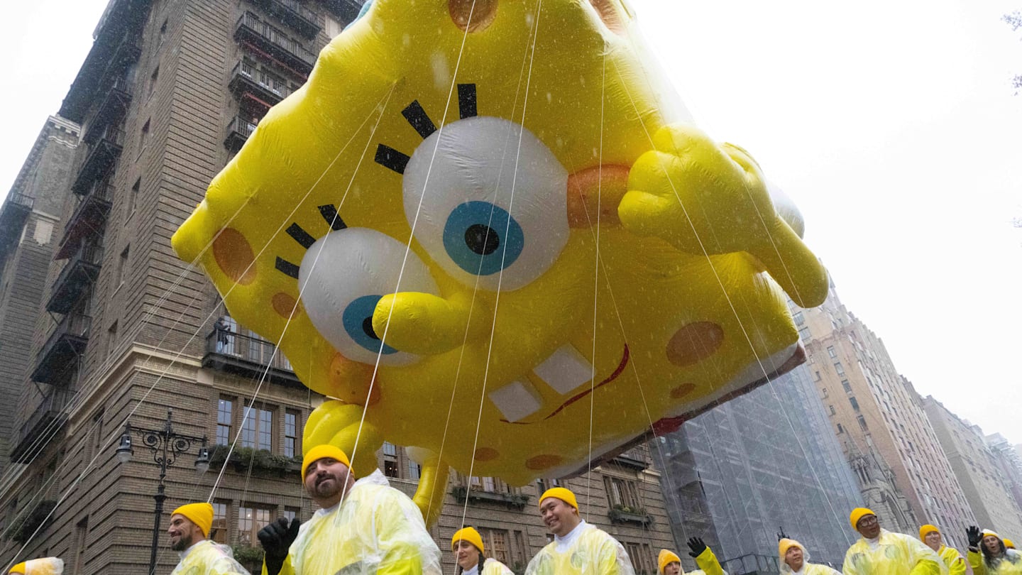 Topps celebrating 25 years of SpongeBob SquarePants with Chrome set