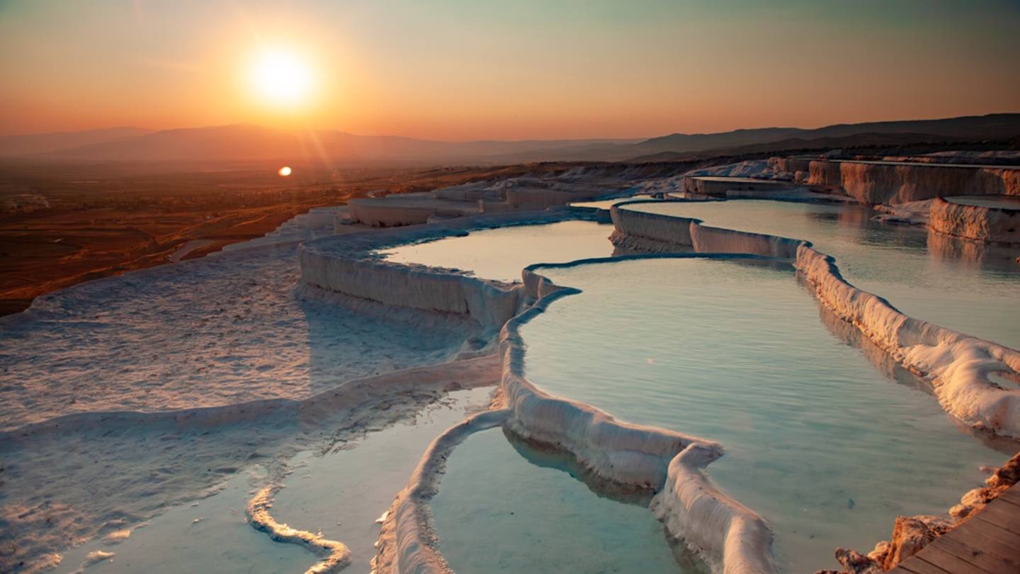 6 of the World's Dreamiest Hot Springs