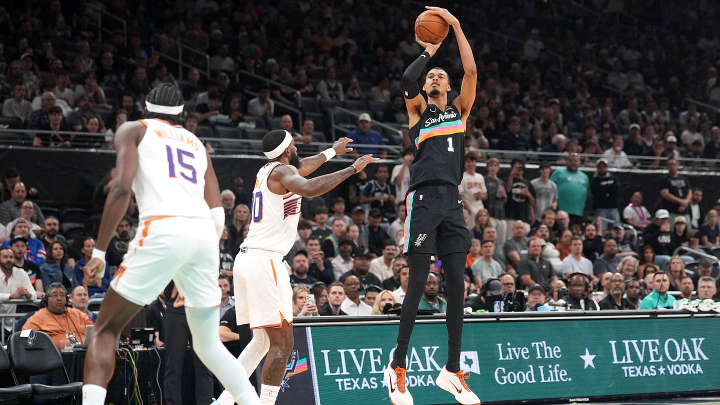 Spurs Extinguish Suns 121-94 in Austin, Extend Win Streak to Seven Games