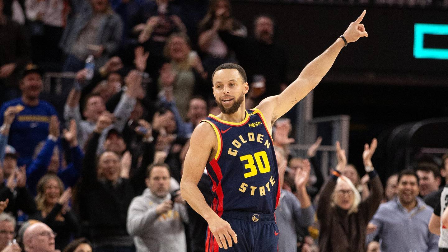 Steph Curry Three-Point Milestone Earns Topps Now Card