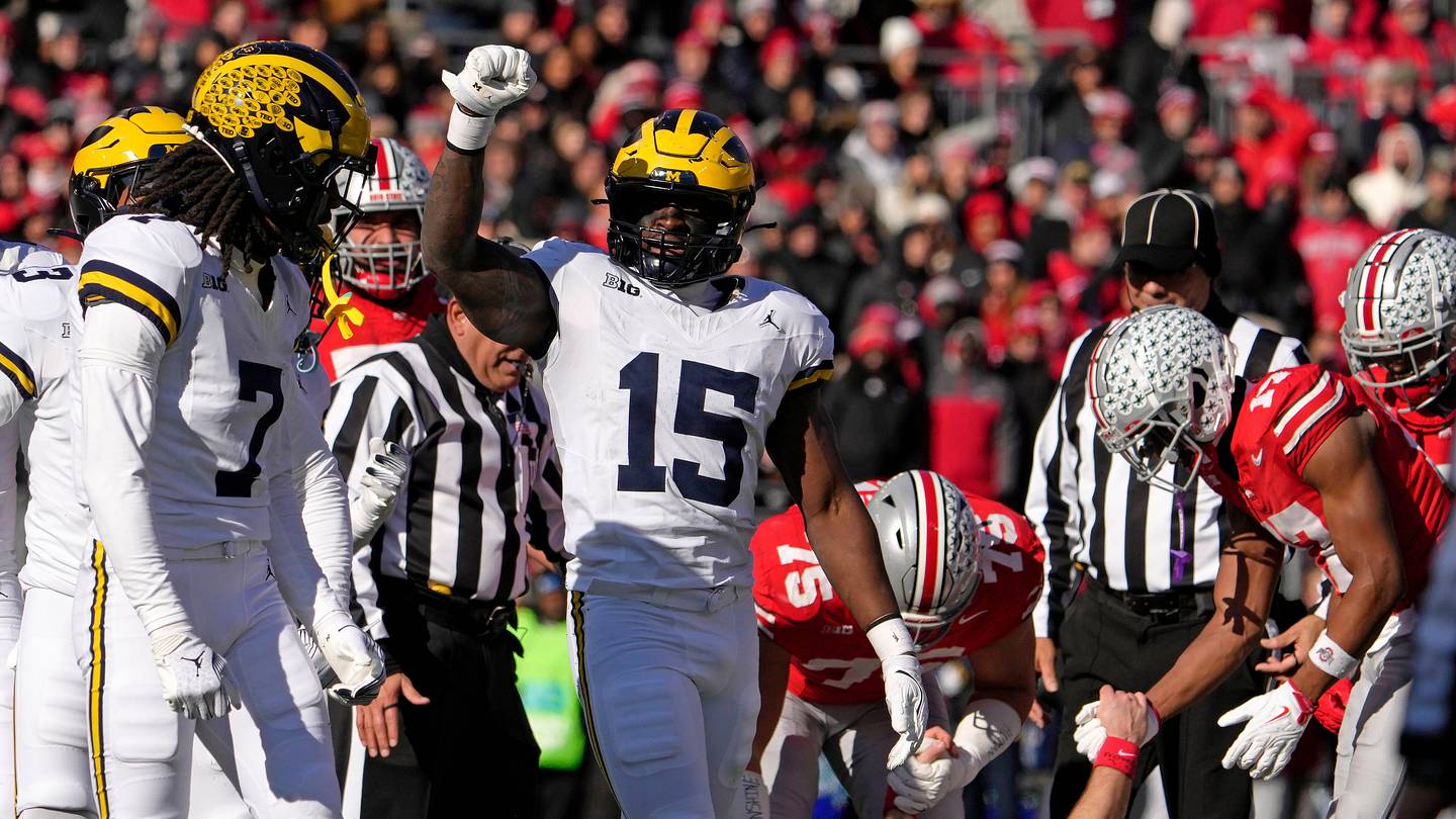 Michigan-Ohio State brawl at midfield after Wolverines upset Buckeyes