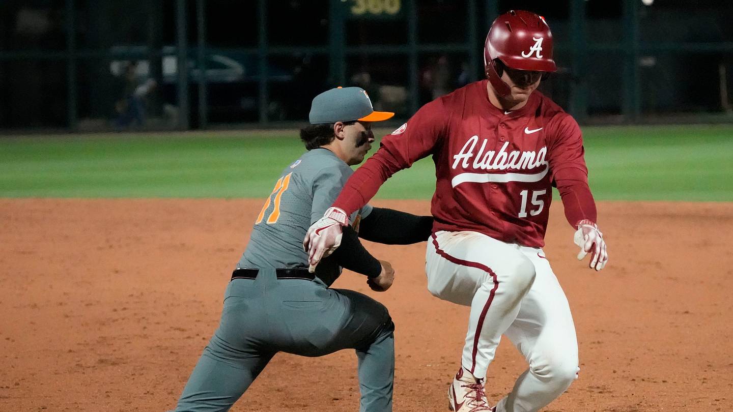 Alabama baseball takes down No. 1 Tennessee to open critical series