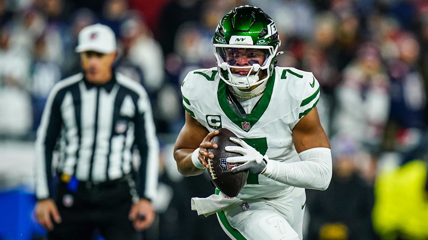 Justin Fields, Tyrod Taylor Return To Jets' Crowded QB Room
