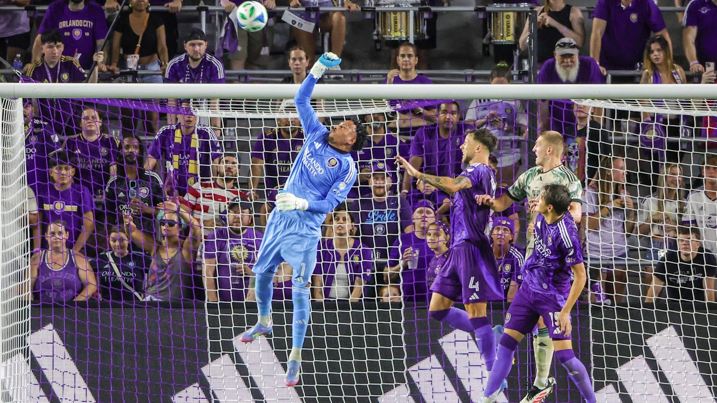 Orlando City players and coaches solve the back-five formation