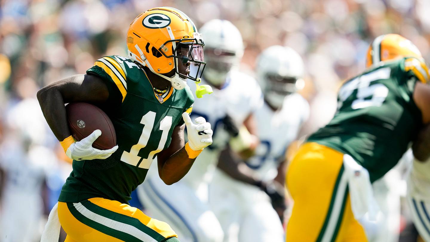 Who are the announcers and referees for Packers vs. Titans today?