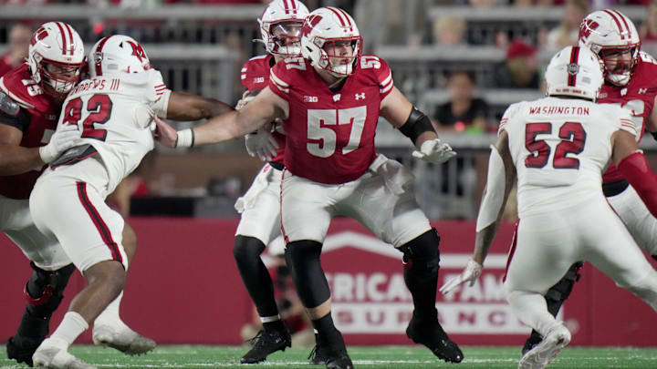 Illinois Signs Wisconsin Transfer Center Jake Renfro to Stabilize ...