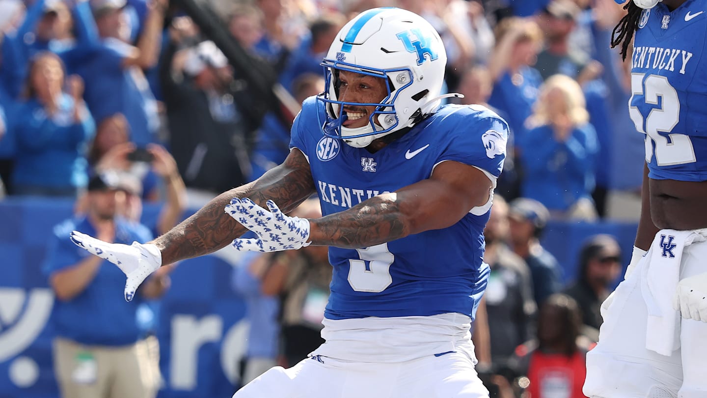 Stoops praises emergence of 3 key playmakers on both sides of the ball