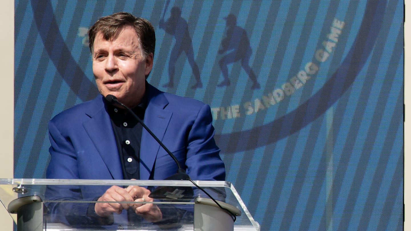 Voice behind the iconic Sandberg Game, Bob Costas, is hanging up his ...